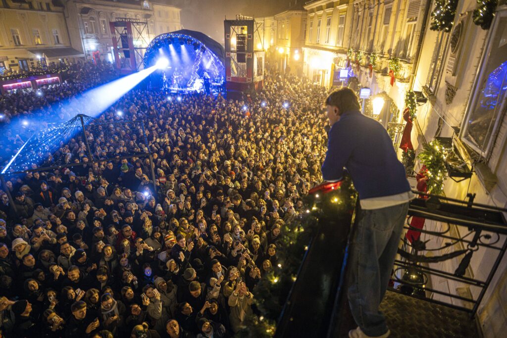 Miljenik publike Jakov Jozinović oduševio tisuće na Adventu u Samoboru - Lokalne vijesti